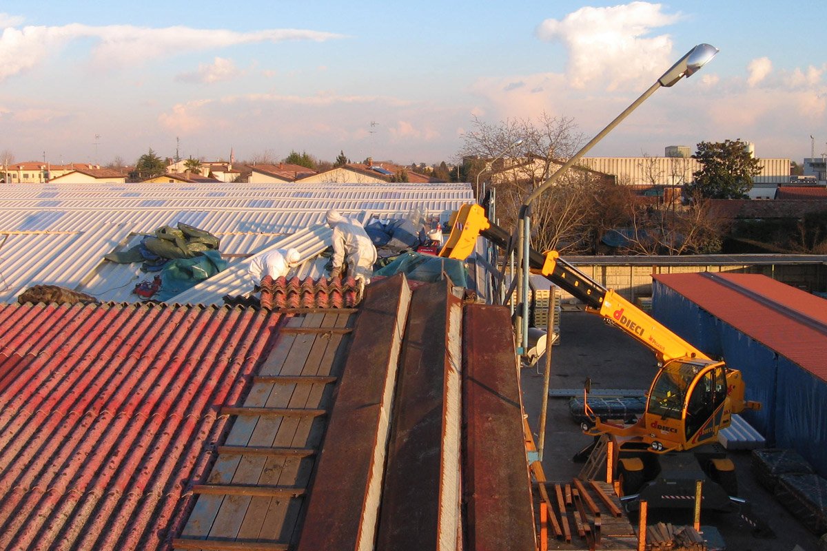 Bonifica tetti in amianto tramite l'asporto della copertura in eternit ...